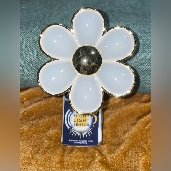 Bath & Body Works | Accents | Bath Body Works Daisy Flower Wallflower ...